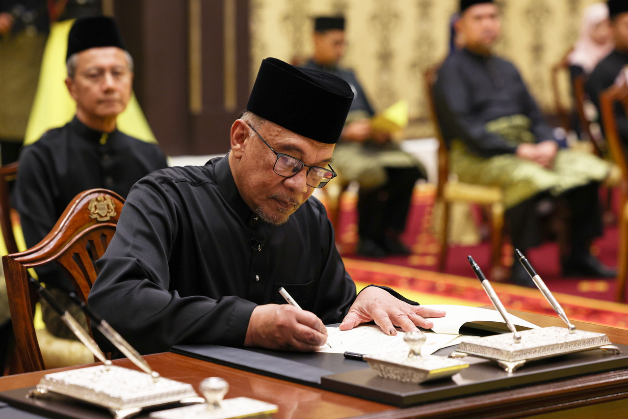 (Updated) Anwar Names His Cabinet Members, Takes On Finance Portfolio ...