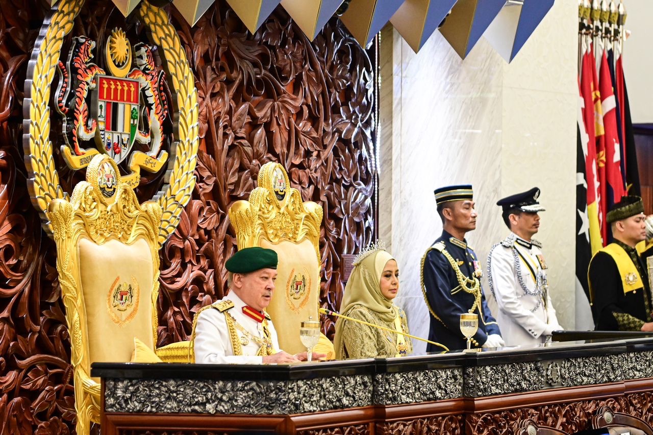 Anwar pledges loyalty to King, Queen | Weekly-Echo