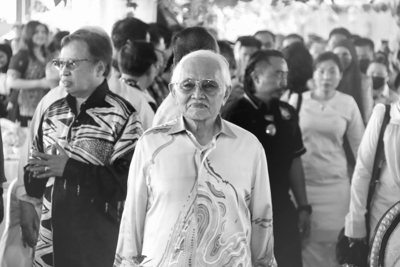 Aircraft carrying the body of Abdul Taib Mahmud lands at Kuching ...