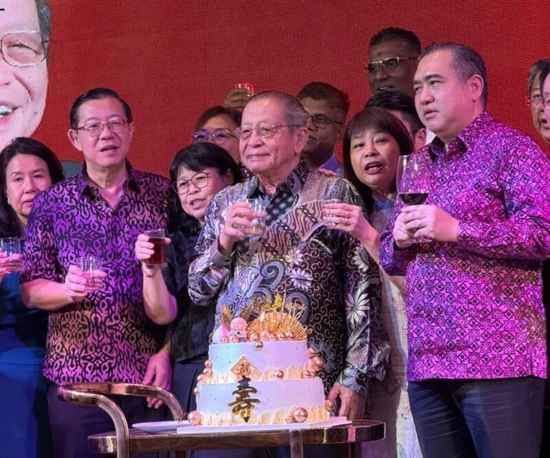 Celebrating national treasure Kit Siang, son Guan Eng praises his tenacity, loyalty to country ...