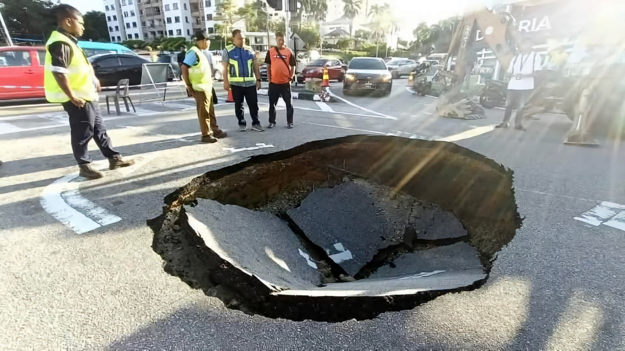 Sinkhole appears in Sg Ara, Bayan Lepas, prompting temporary road ...